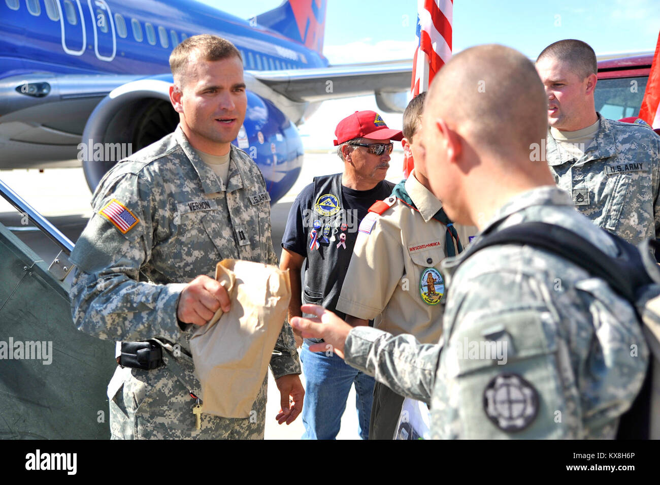 US military personel return home to families Stock Photo - Alamy