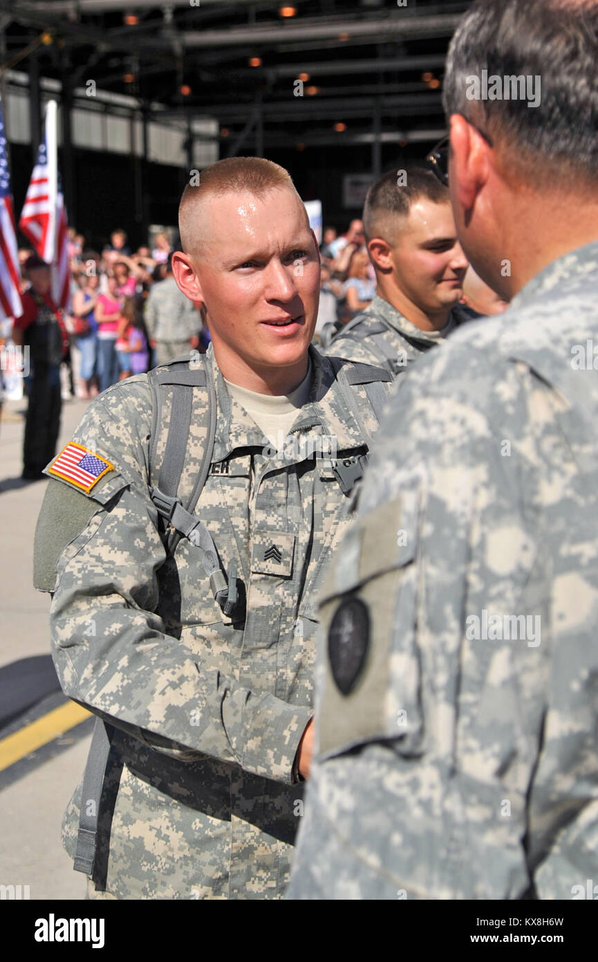 US military personel return home to families Stock Photo - Alamy