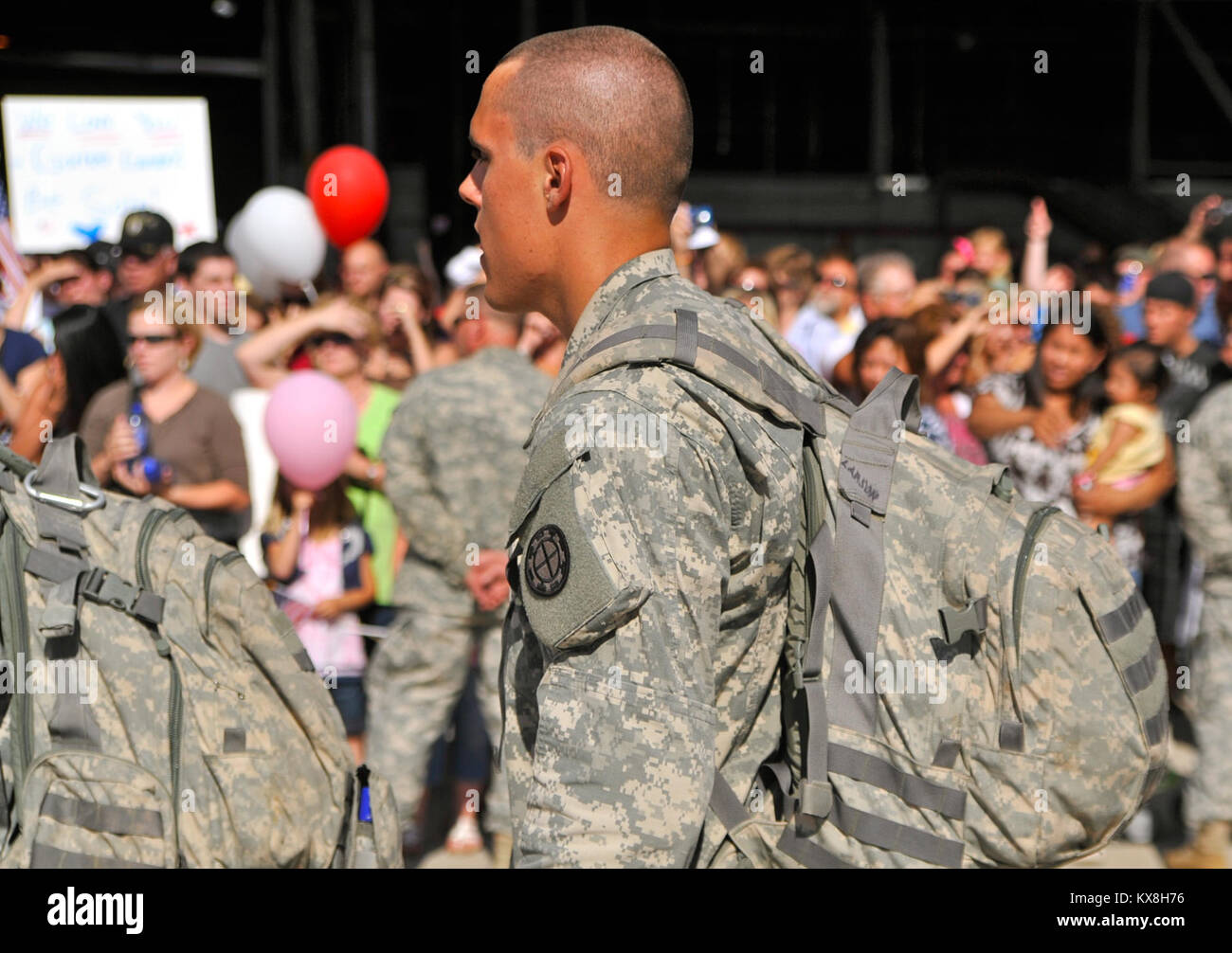 US military personel return home to families Stock Photo - Alamy