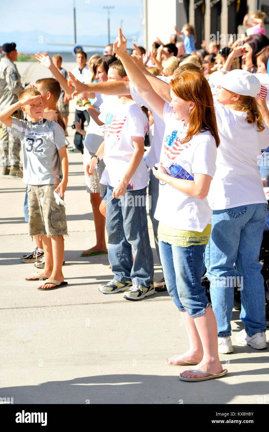 US military families waving goodbye to troops Stock Photo - Alamy
