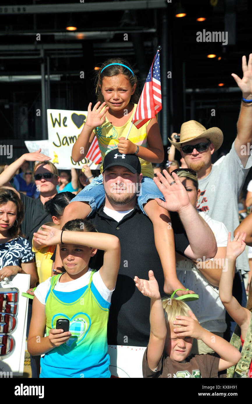 US military families waving goodbye to troops Stock Photo - Alamy