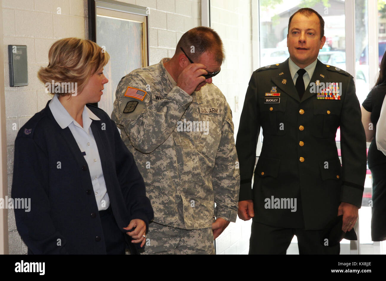 US military families remembrance at funeral Stock Photo - Alamy