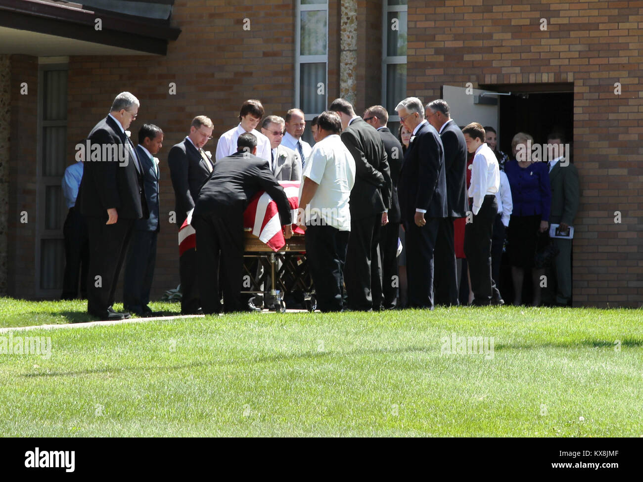US military families remembrance at funeral Stock Photo - Alamy