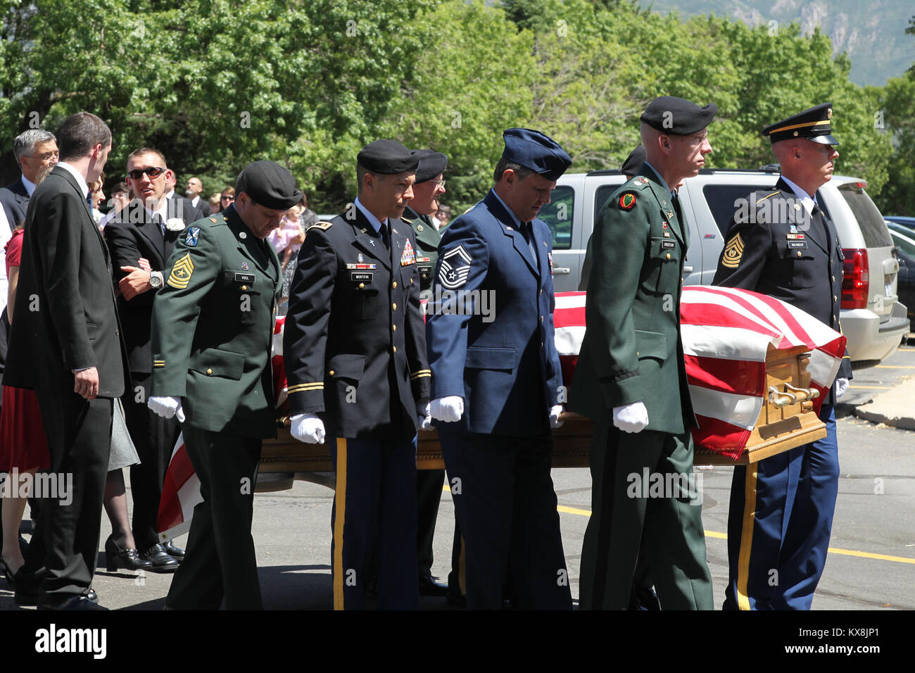 US military families remembrance at funeral Stock Photo - Alamy