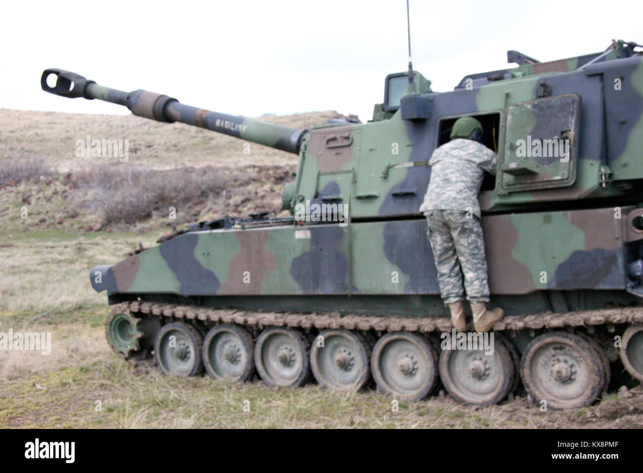 Self propelled gun open day with families Stock Photo - Alamy