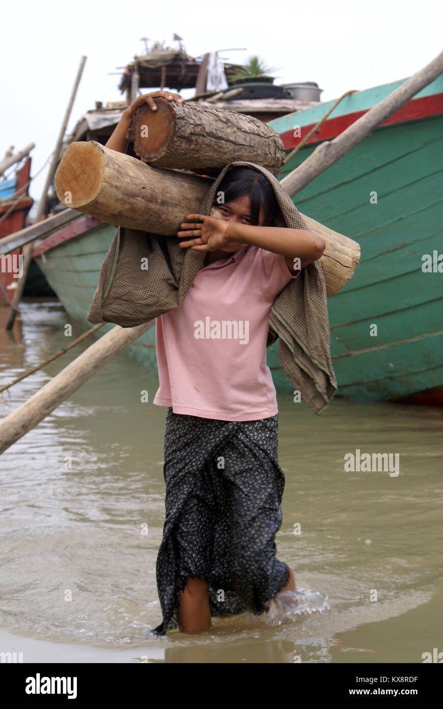 Young girl carry wood in the river, Mandalay, Myanmar Stock Photo - Alamy
