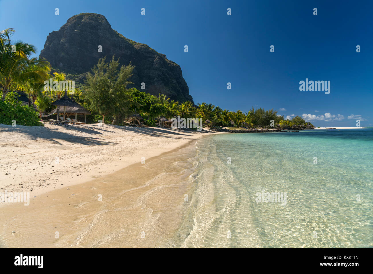 Strand am Hotel Dinarobin Beachcomber vor dem Berg Le Morne Brabant ...