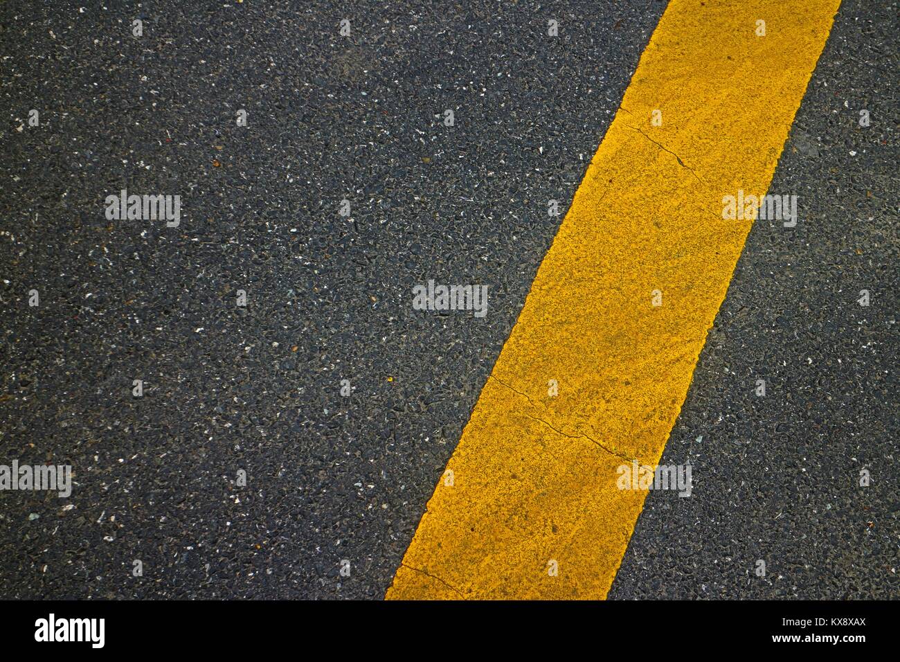 Single yellow road line hi-res stock photography and images - Alamy