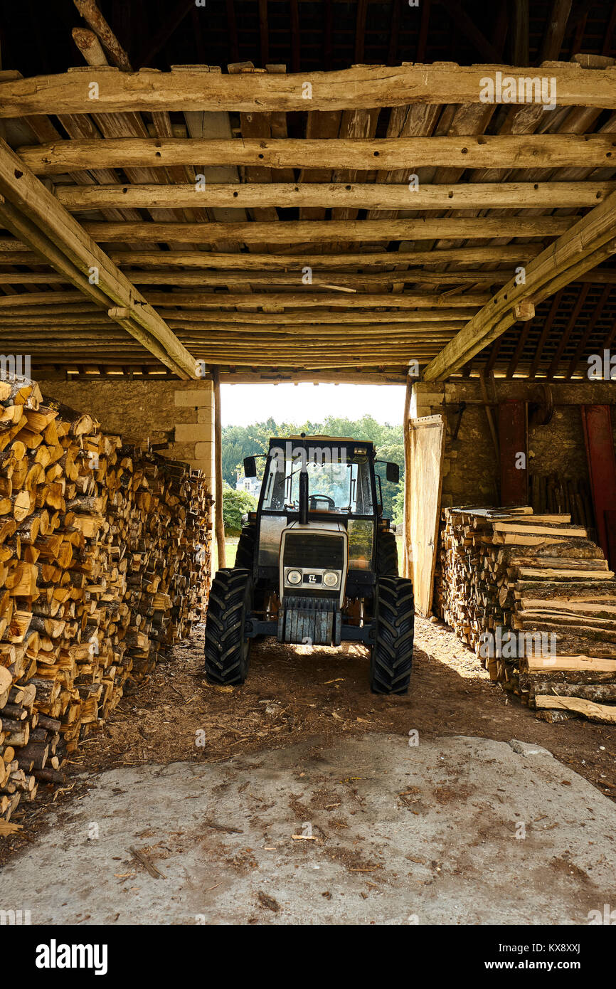 Tractor parked in barn hi-res stock photography and images - Alamy