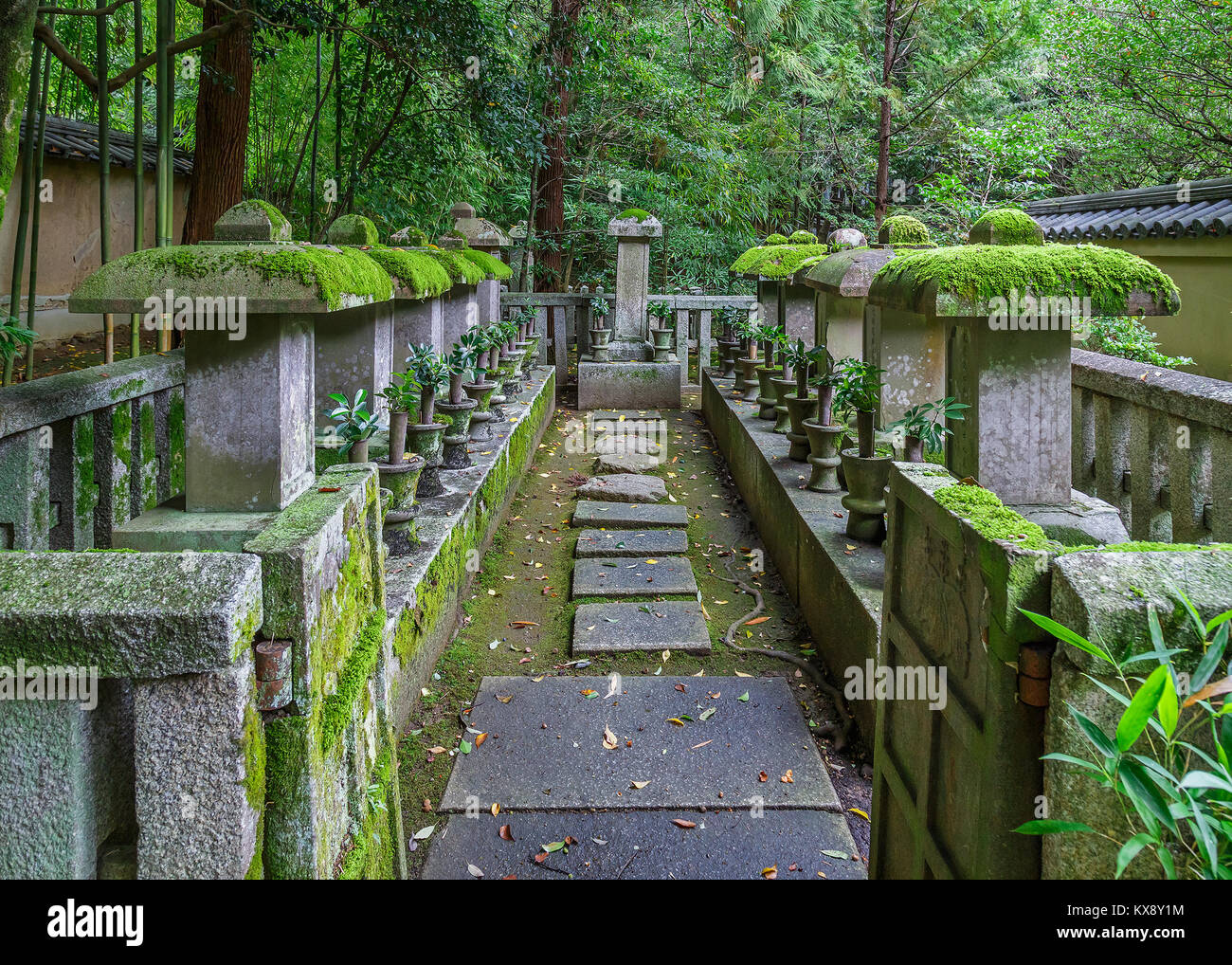 The Grave of Izumo-no-Okuni originator of kabuki theater at Koto-in ...
