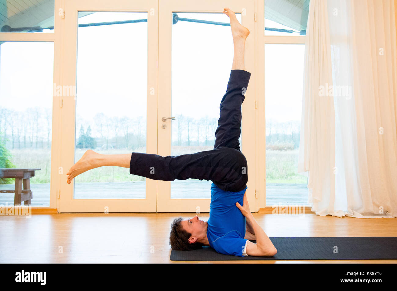 One legged man hi-res stock photography and images - Alamy