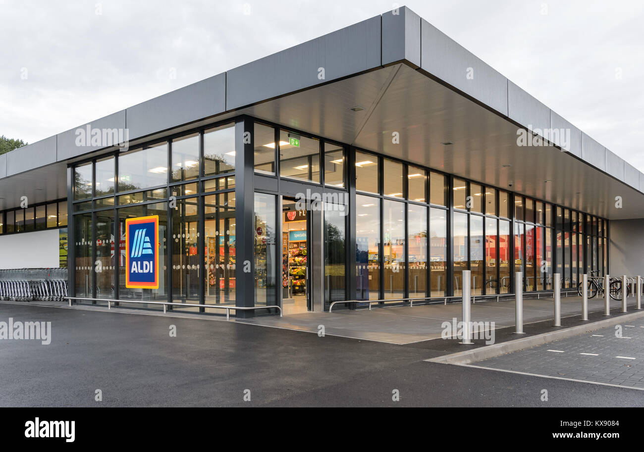 Aldi Store exterior in Nuneaton, Warwickshire, UK Stock Photo - Alamy