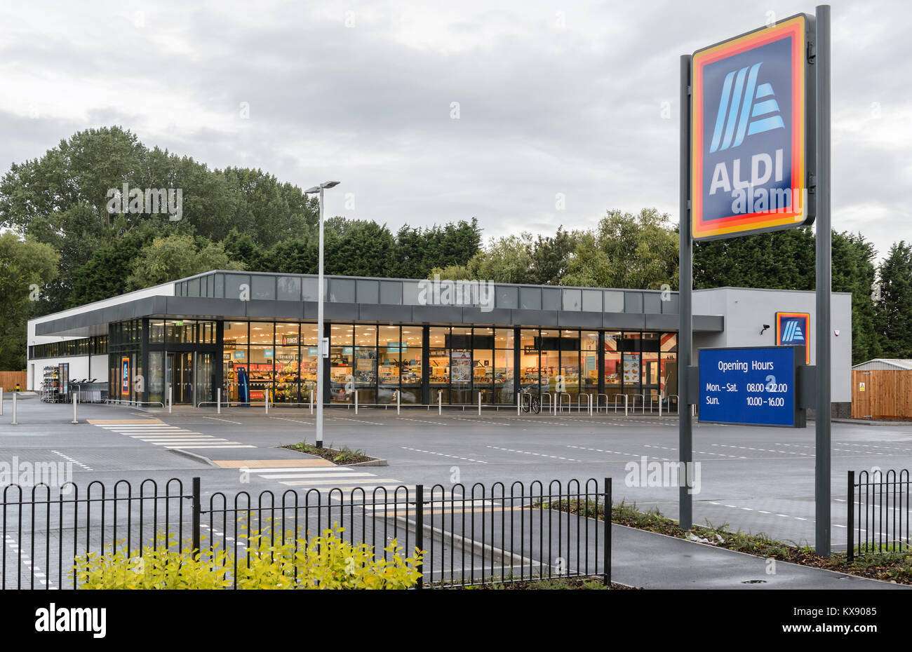 Aldi uk hi-res stock photography and images - Alamy
