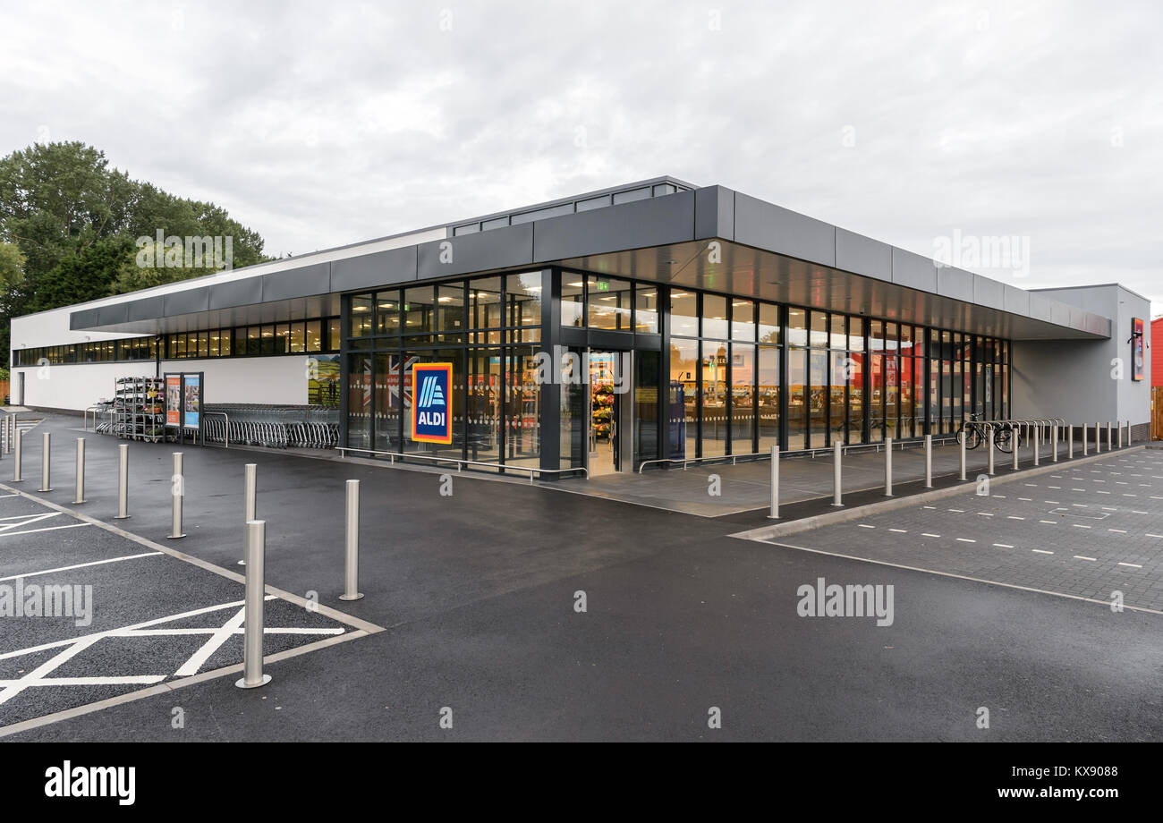 Aldi Store exterior in Nuneaton, Warwickshire, UK Stock Photo - Alamy
