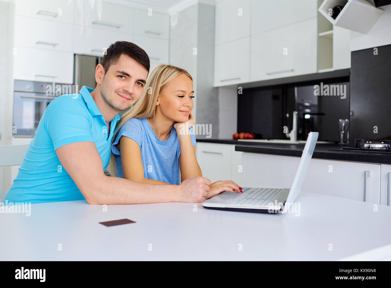 Couple credit card shopping hi-res stock photography and images - Alamy