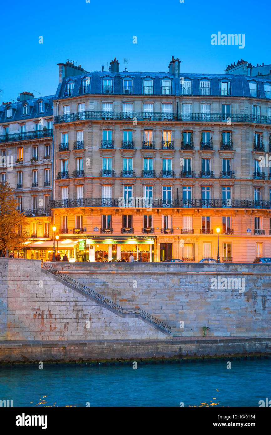 Paris apartment building hi-res stock photography and images - Alamy