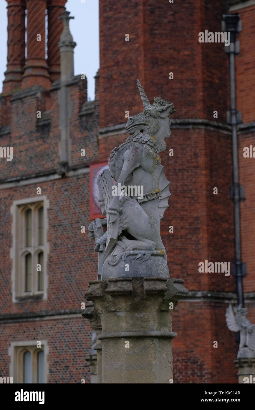 Stone statues at hampton court palace hi-res stock photography and ...