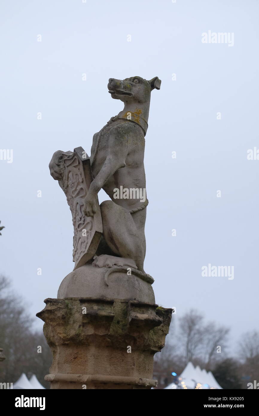 Stone statues at hampton court palace hi-res stock photography and ...