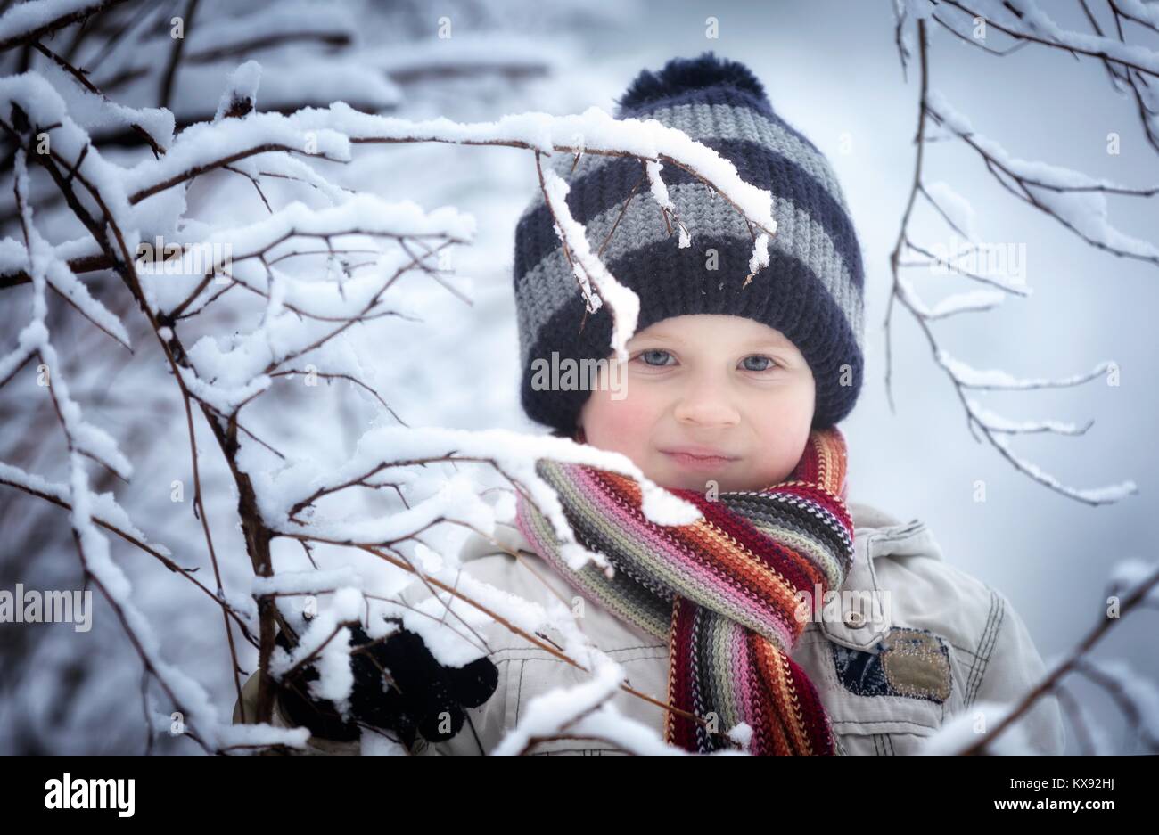 Child portrait winter hi-res stock photography and images - Alamy