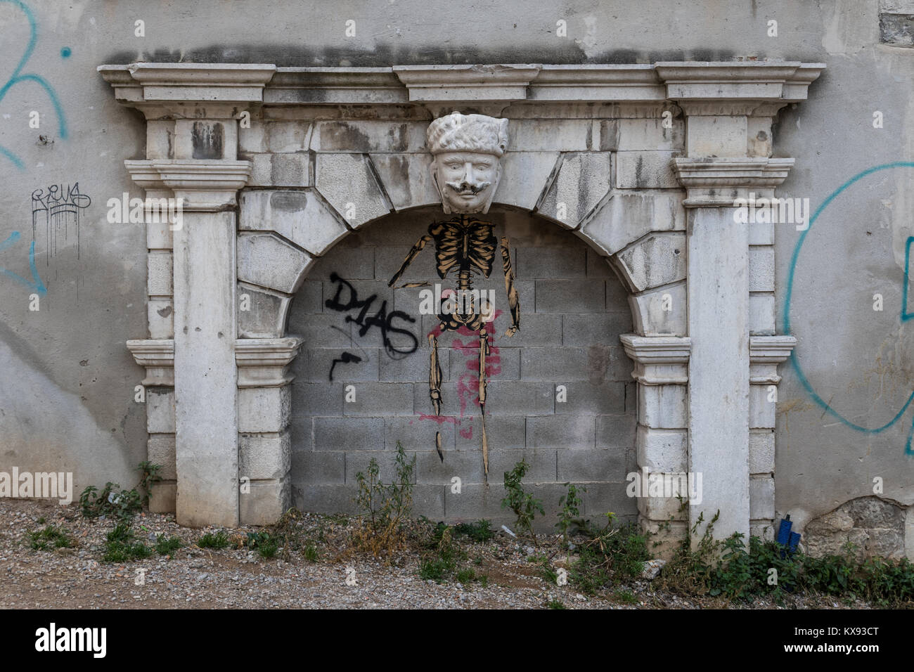 Graffiti skeleton hi-res stock photography and images - Alamy