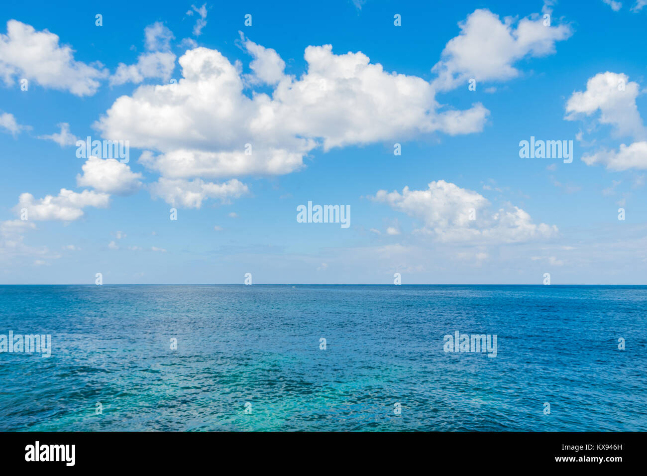 Perfect sea horizon in beautiful sunny day in la Havana Stock Photo - Alamy