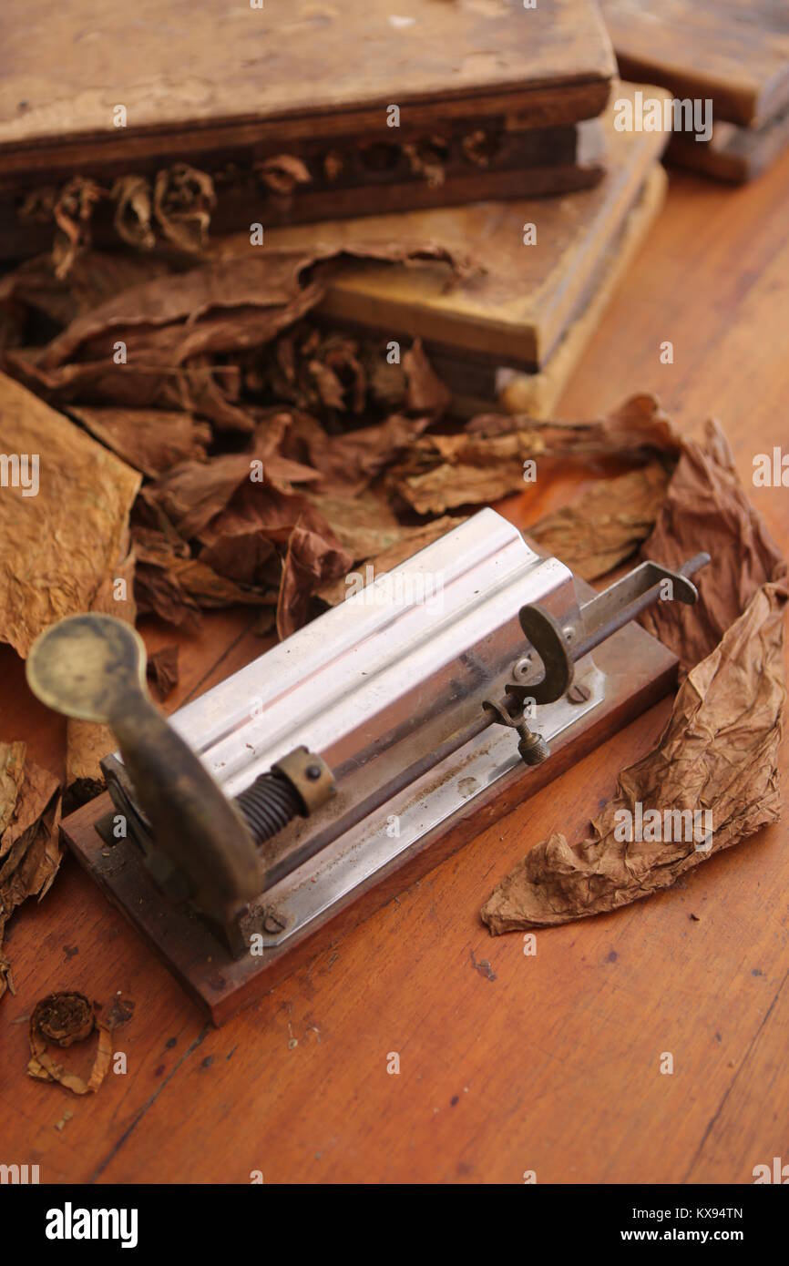 Zigarren rollen hi-res stock photography and images - Alamy