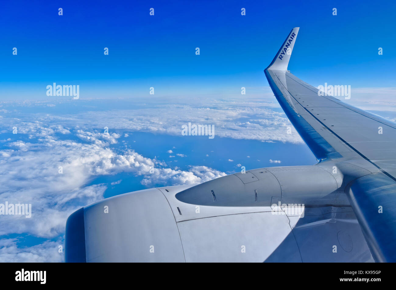 Side view 737 hi-res stock photography and images - Alamy