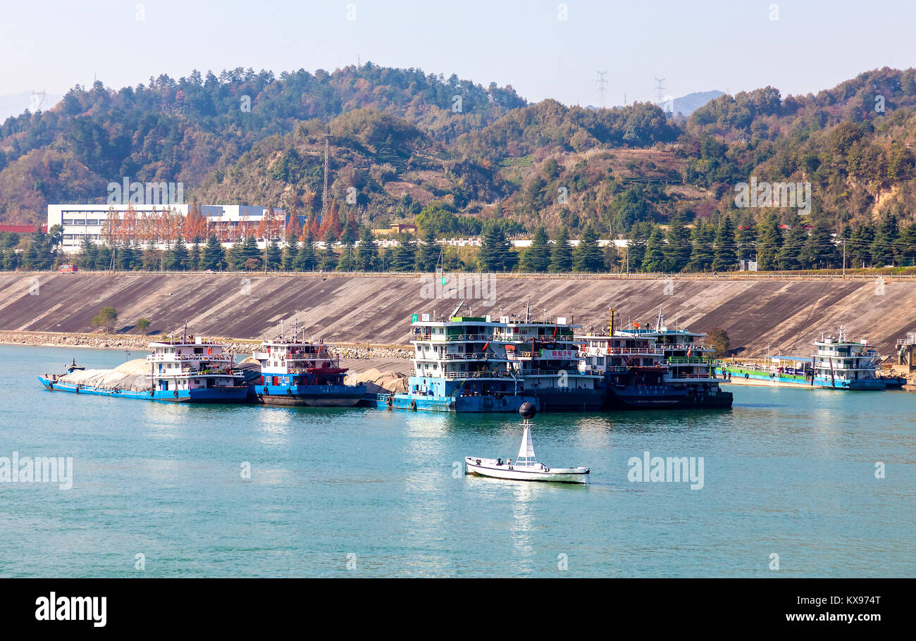 Heavily laden cargo boats moored on Yangtze River in China Stock Photo ...