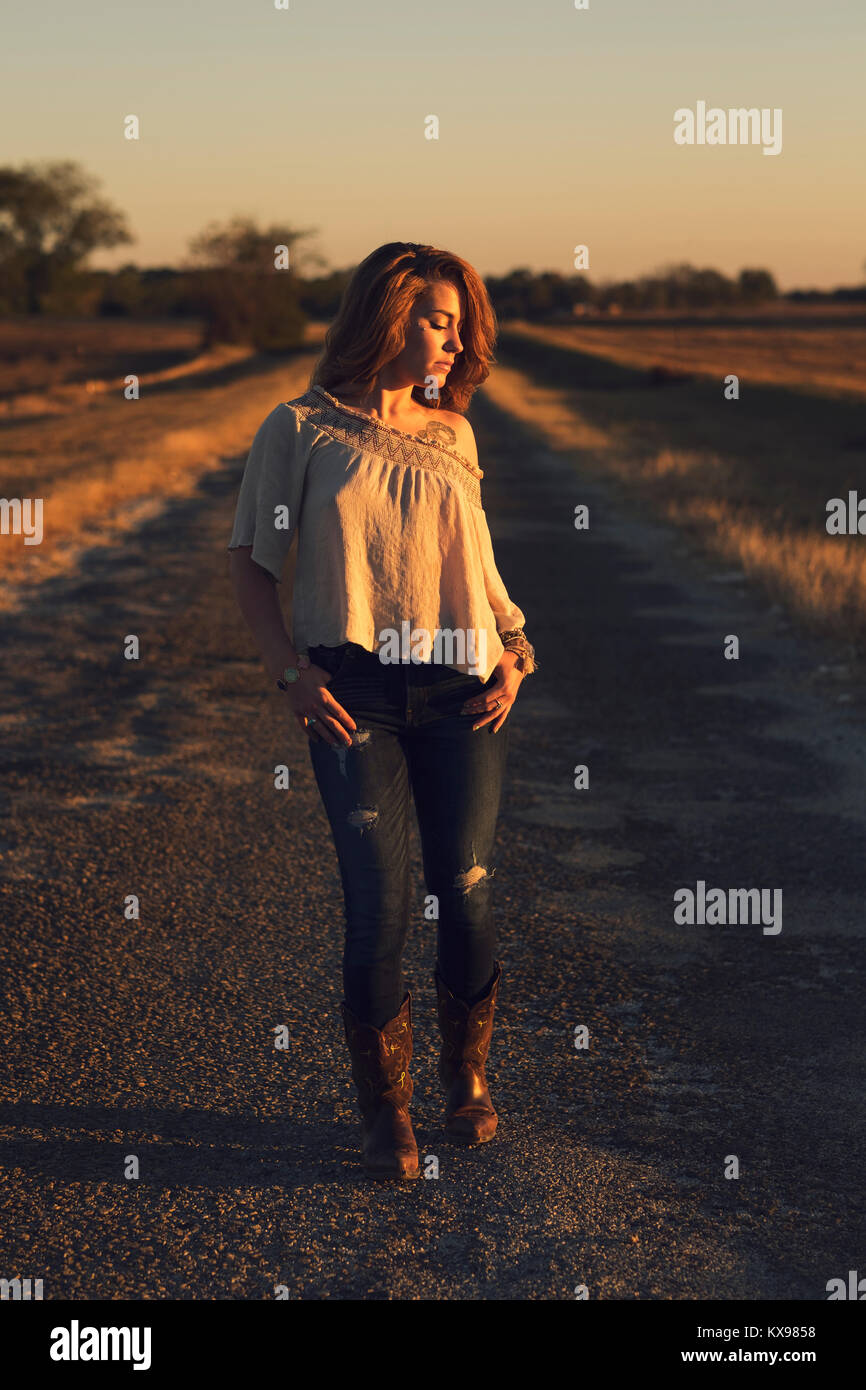 Girl barn farm fashion hi-res stock photography and images - Alamy