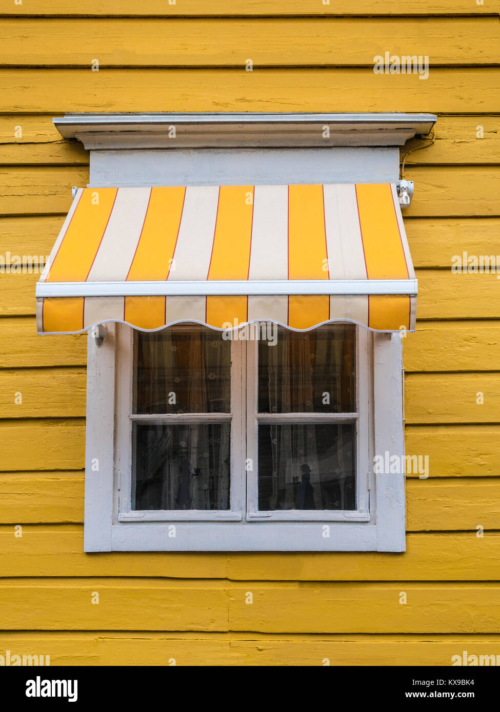 Glass building awning windows hi-res stock photography and images - Alamy