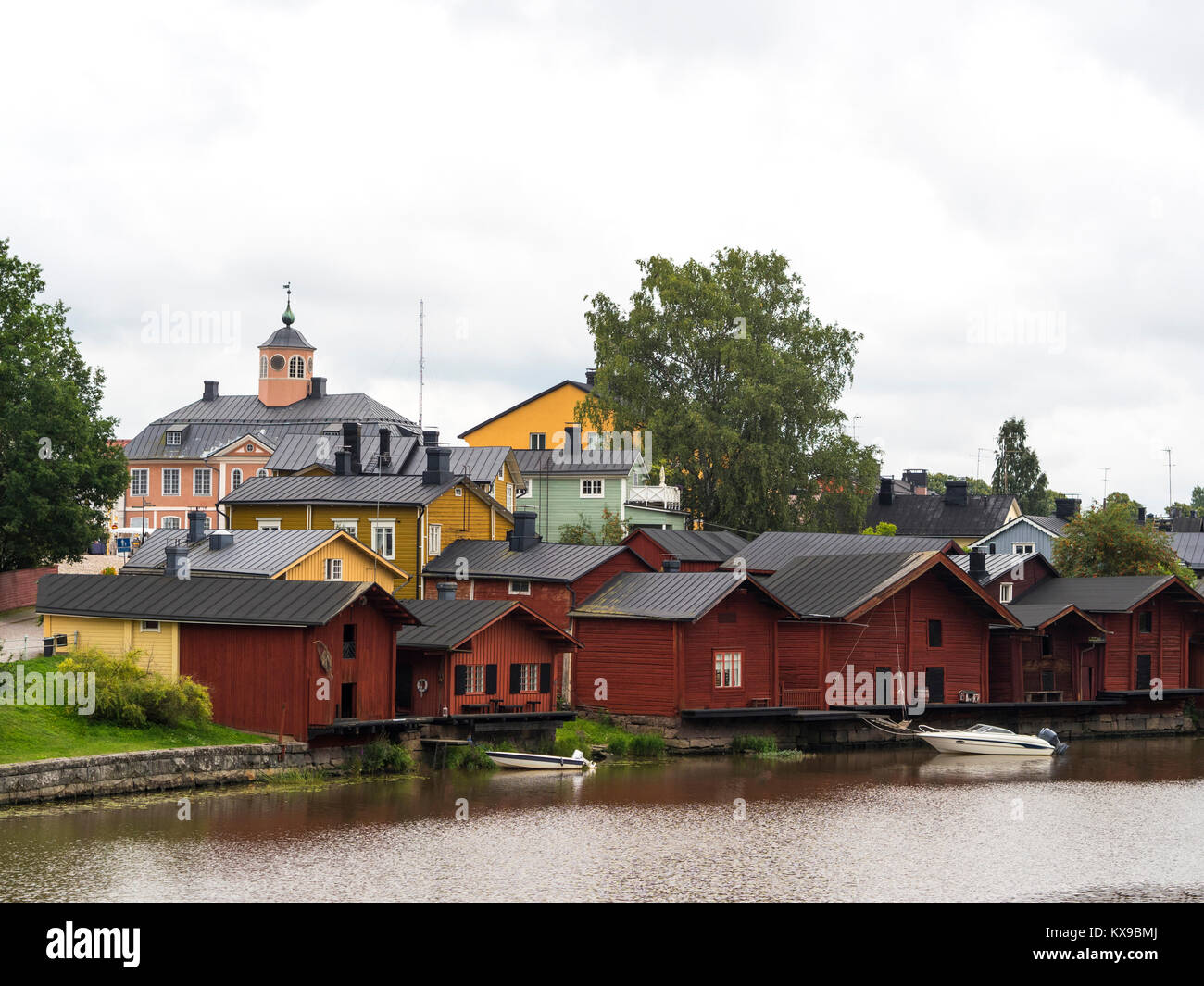 Red wooden barns hi-res stock photography and images - Alamy
