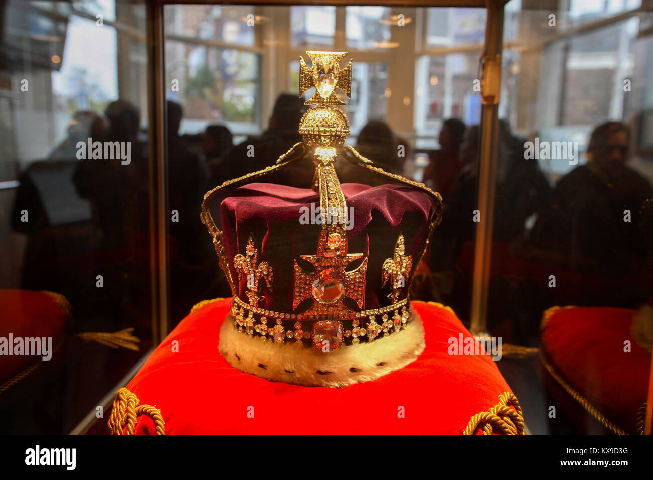 Diamant cutters in Amsterdam`s diamond blocks a replica of the Dutch ...