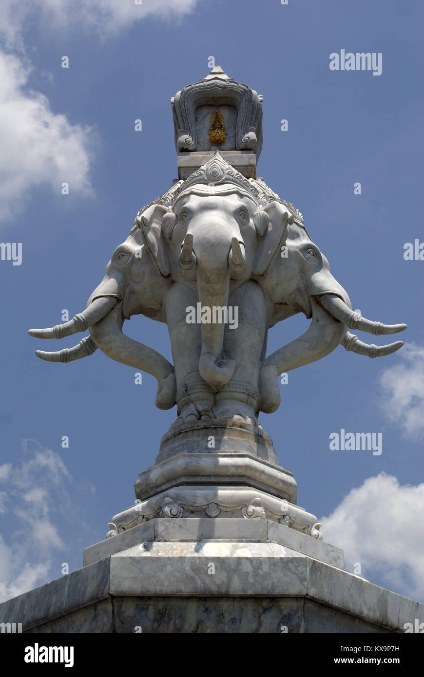 Statue white elephant royal palace hi-res stock photography and images ...