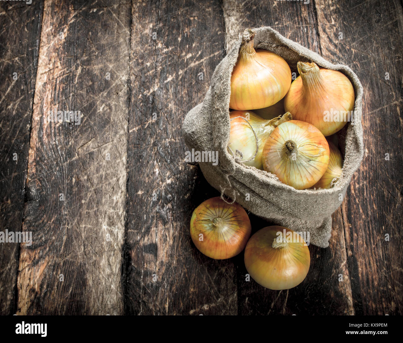 White sack bag of onions hi-res stock photography and images - Alamy