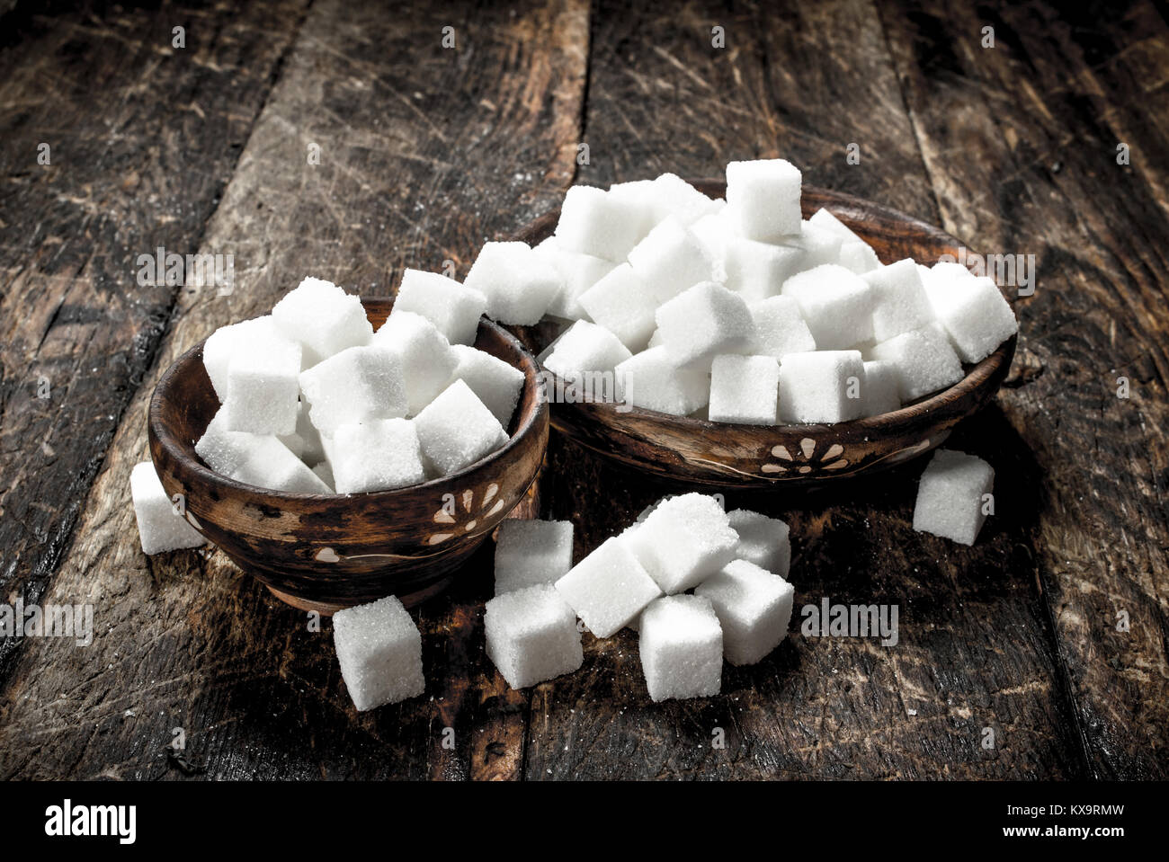 Cubes of sugar in a bowl. On a wooden background Stock Photo - Alamy