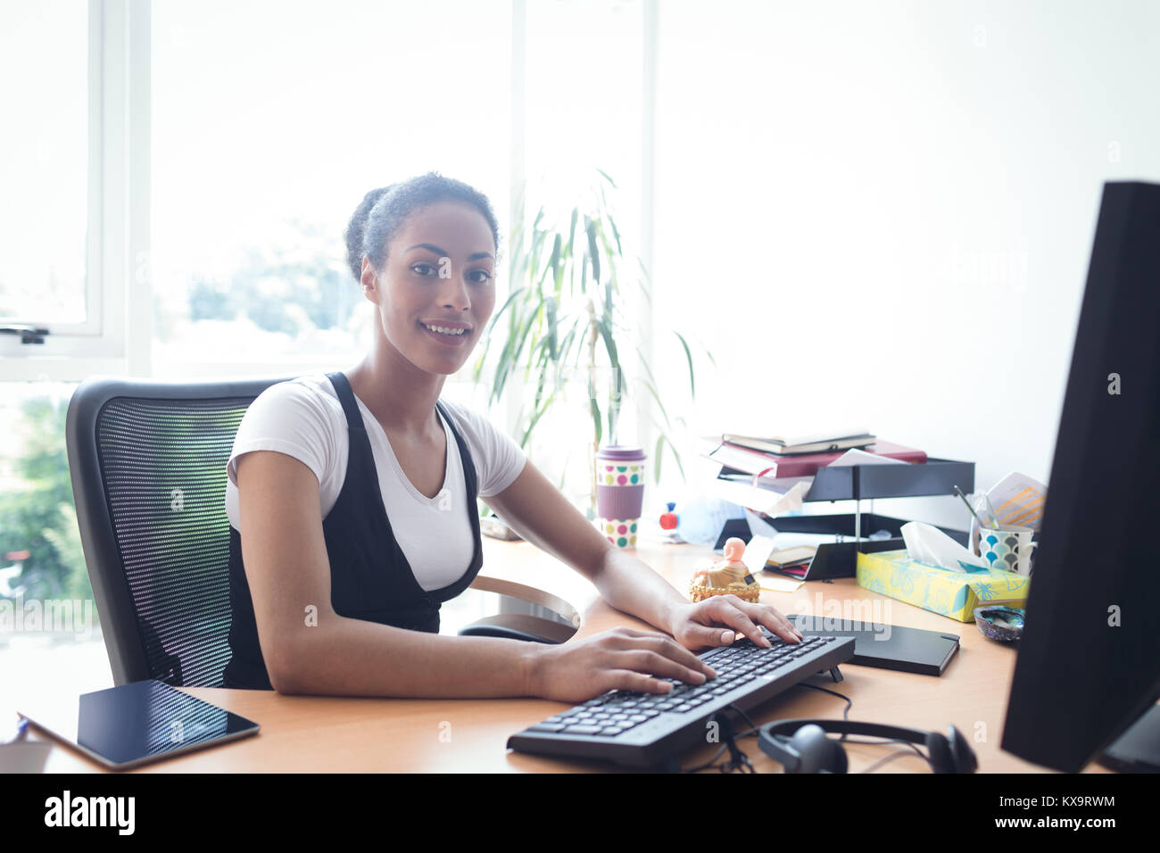 Female executive smiling at camera hi-res stock photography and images ...