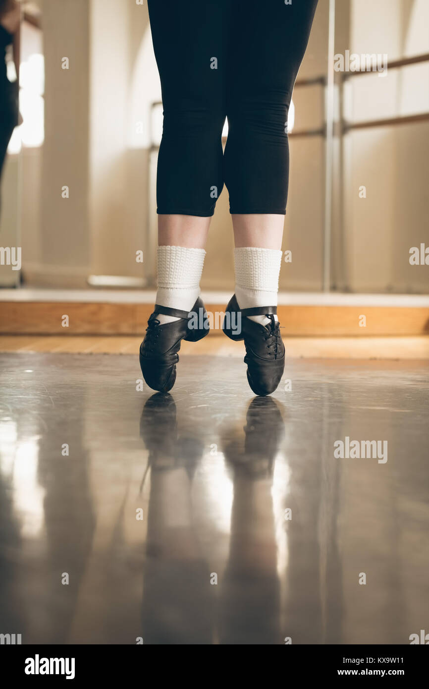 Irish dancer performing tip toe Stock Photo - Alamy