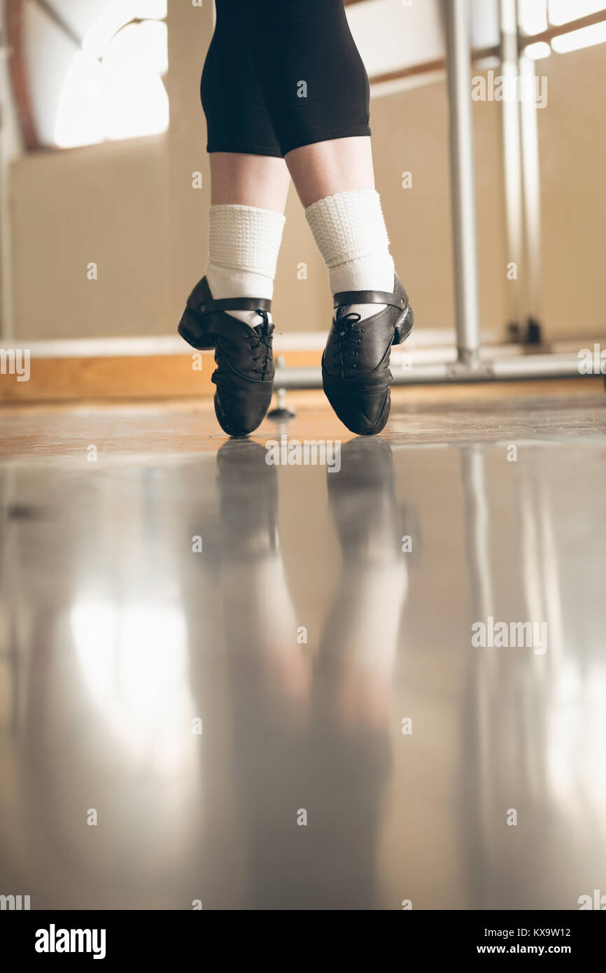 Irish dancer performing tip toe Stock Photo - Alamy