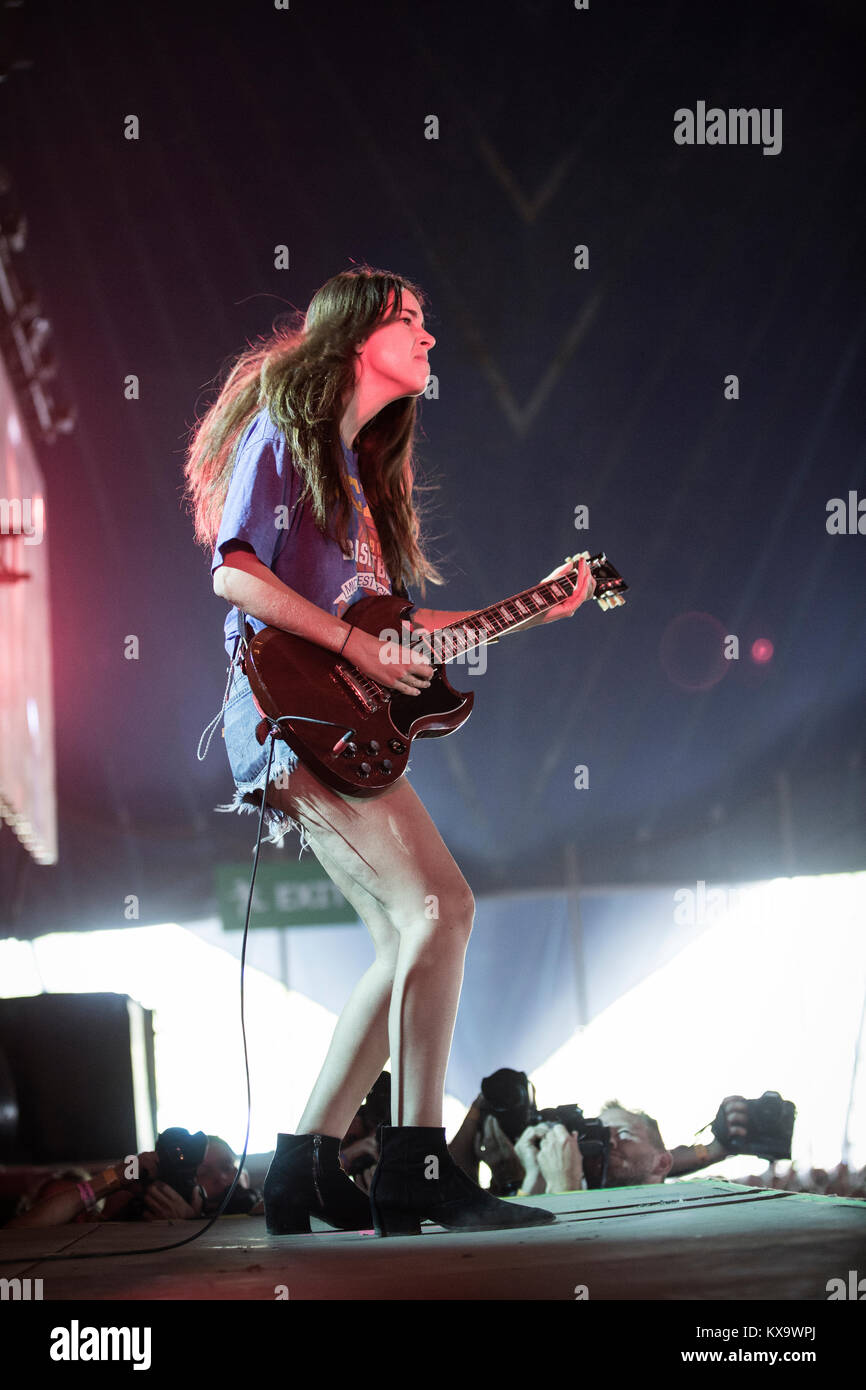 The American pop rock band HAIM consists of the three Haim-sisters Este ...