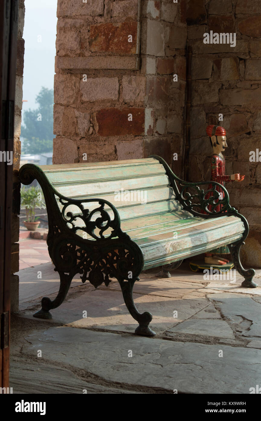 Empty sitting bench hi-res stock photography and images - Alamy