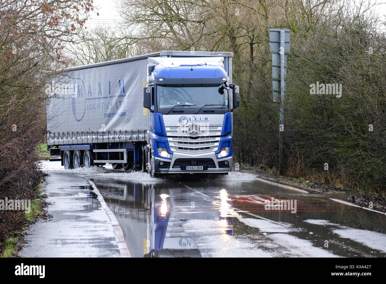 Driving through floods hi-res stock photography and images - Alamy