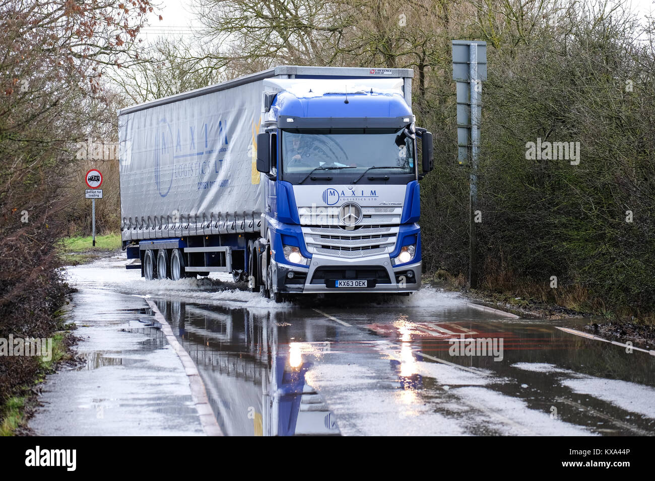 Driving through floods hi-res stock photography and images - Alamy