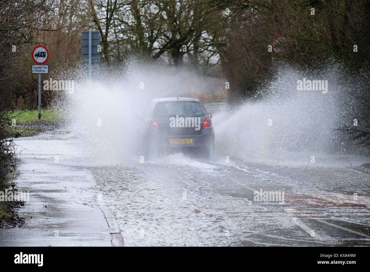 Vehicles driving through water hi-res stock photography and images - Alamy