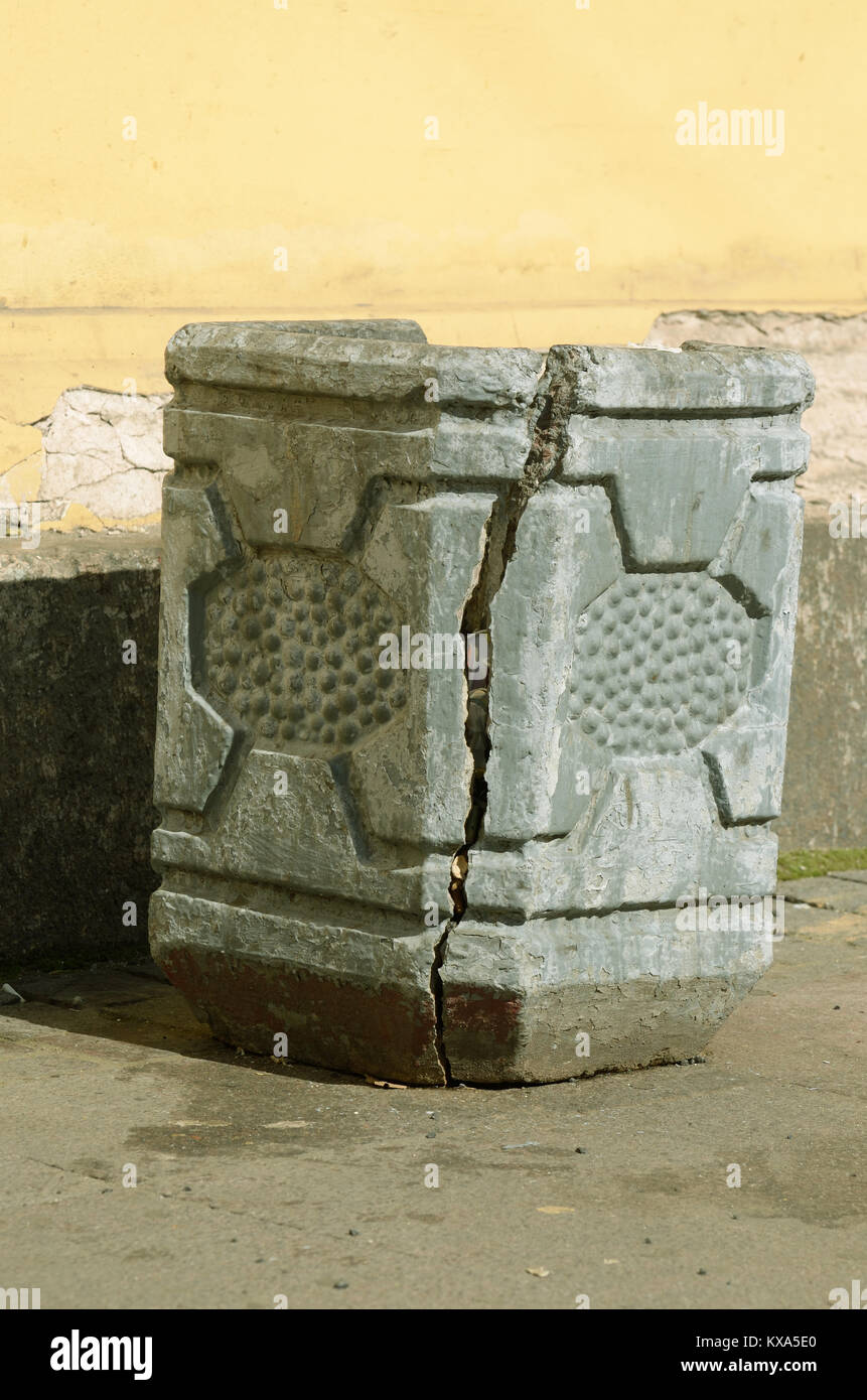 Broken urn hi-res stock photography and images - Alamy