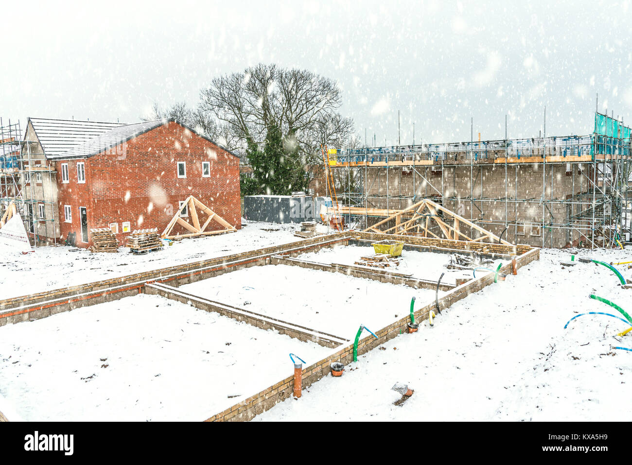 Snowing real time hi-res stock photography and images - Alamy