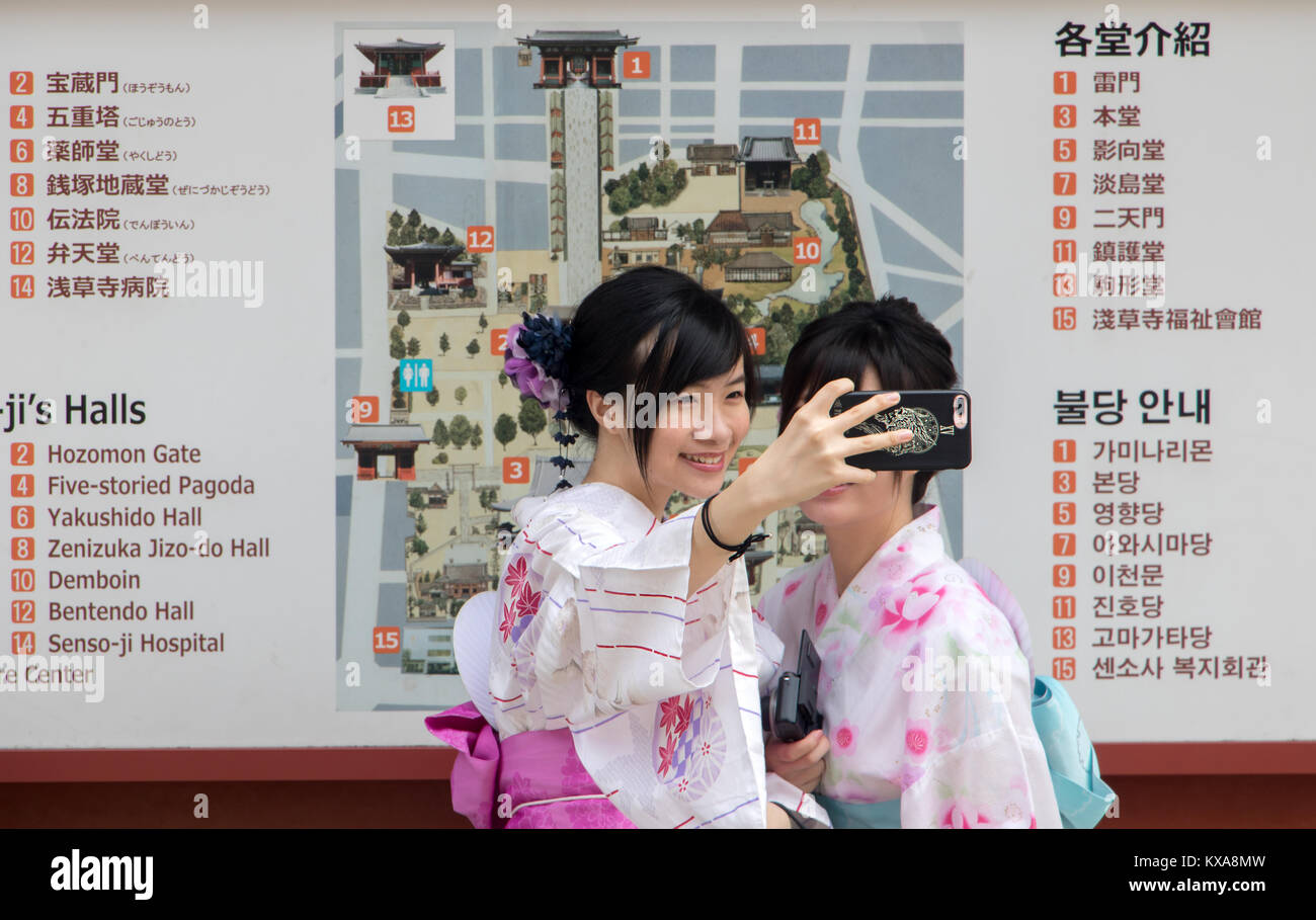 Two japanese girls hi-res stock photography and images - Alamy