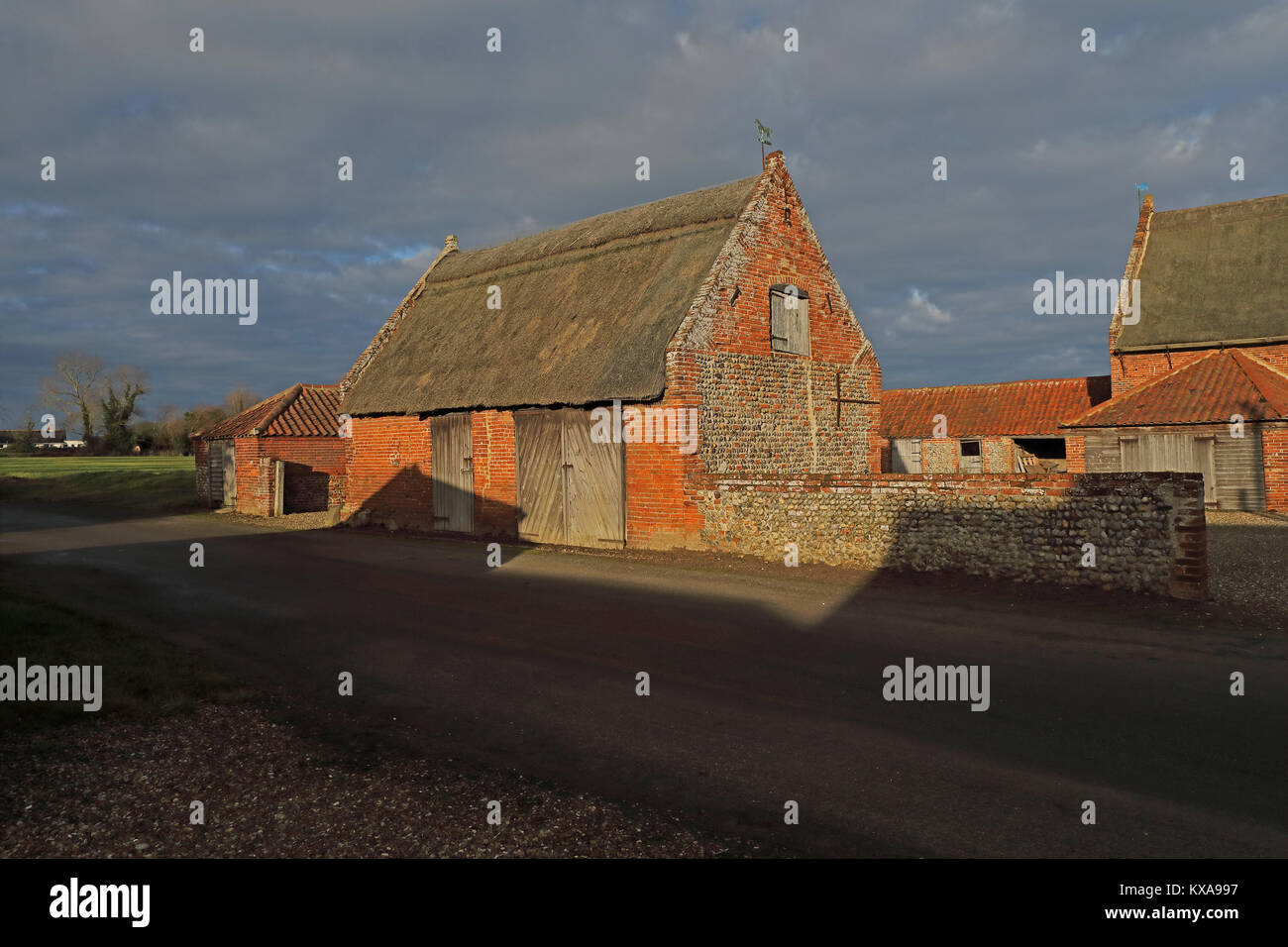thatched barn inlow winter sun Hempstead, Lessingham, Norfolk December ...