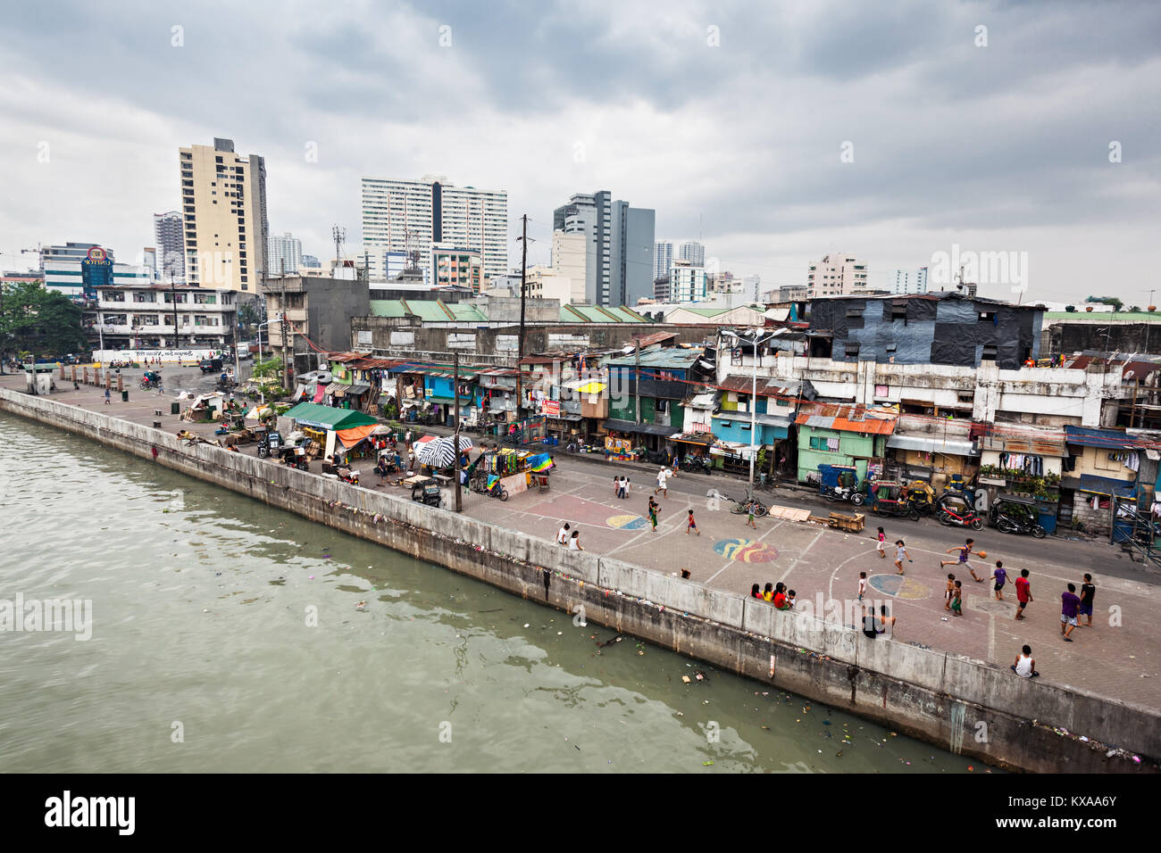 Philippines manila slum scene in hi-res stock photography and images ...