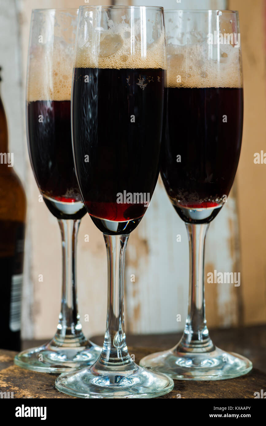 Black Velvet - stout and champagne cocktail Stock Photo - Alamy