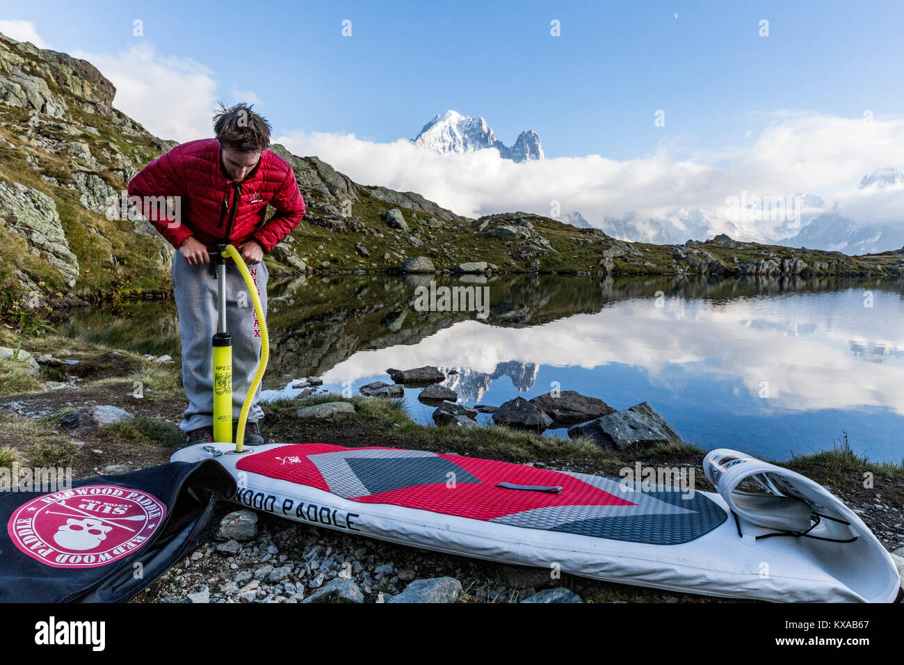 Stand blanc hi-res stock photography and images - Alamy